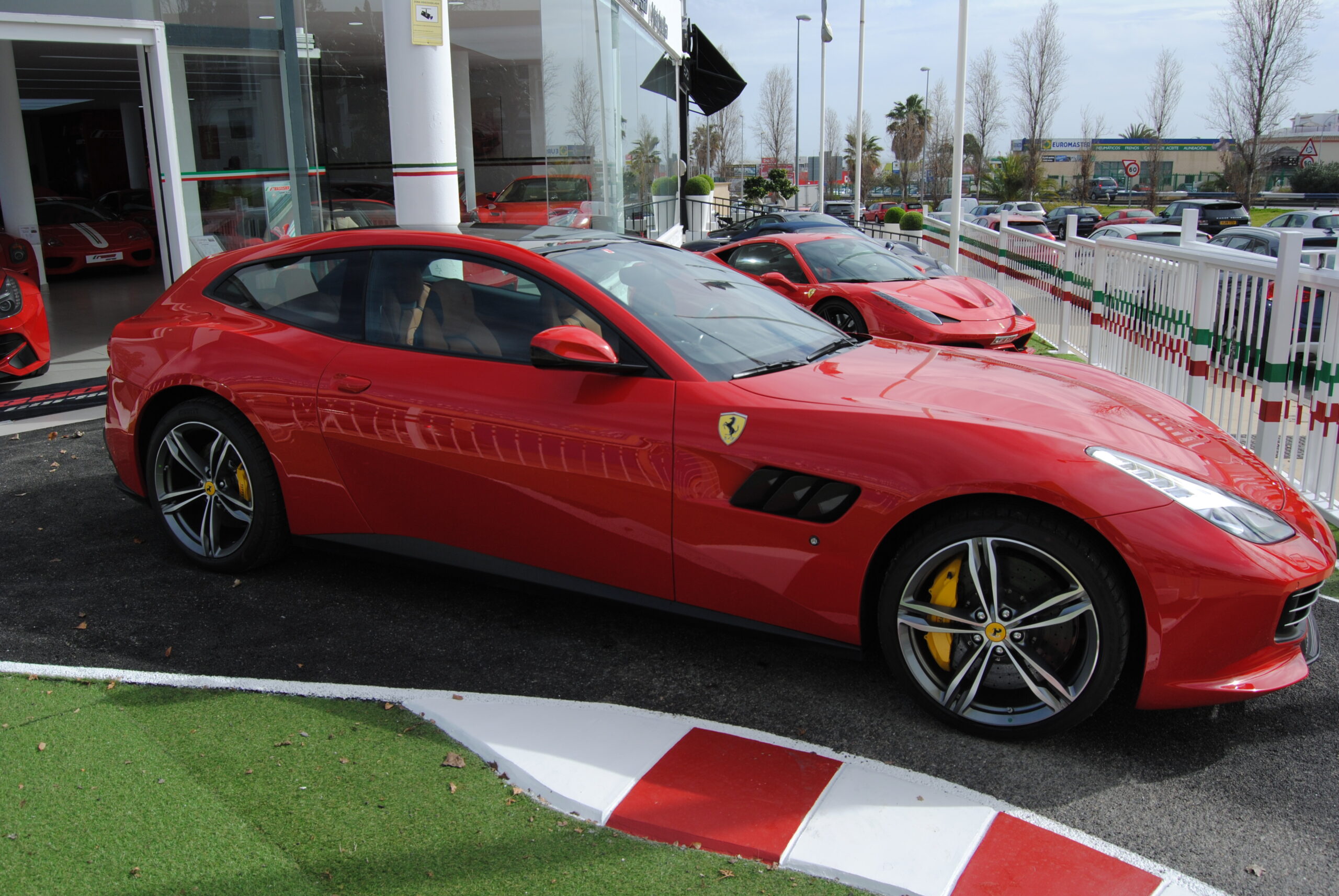 Ferrari GTC4 Lusso - Rosso Corsa