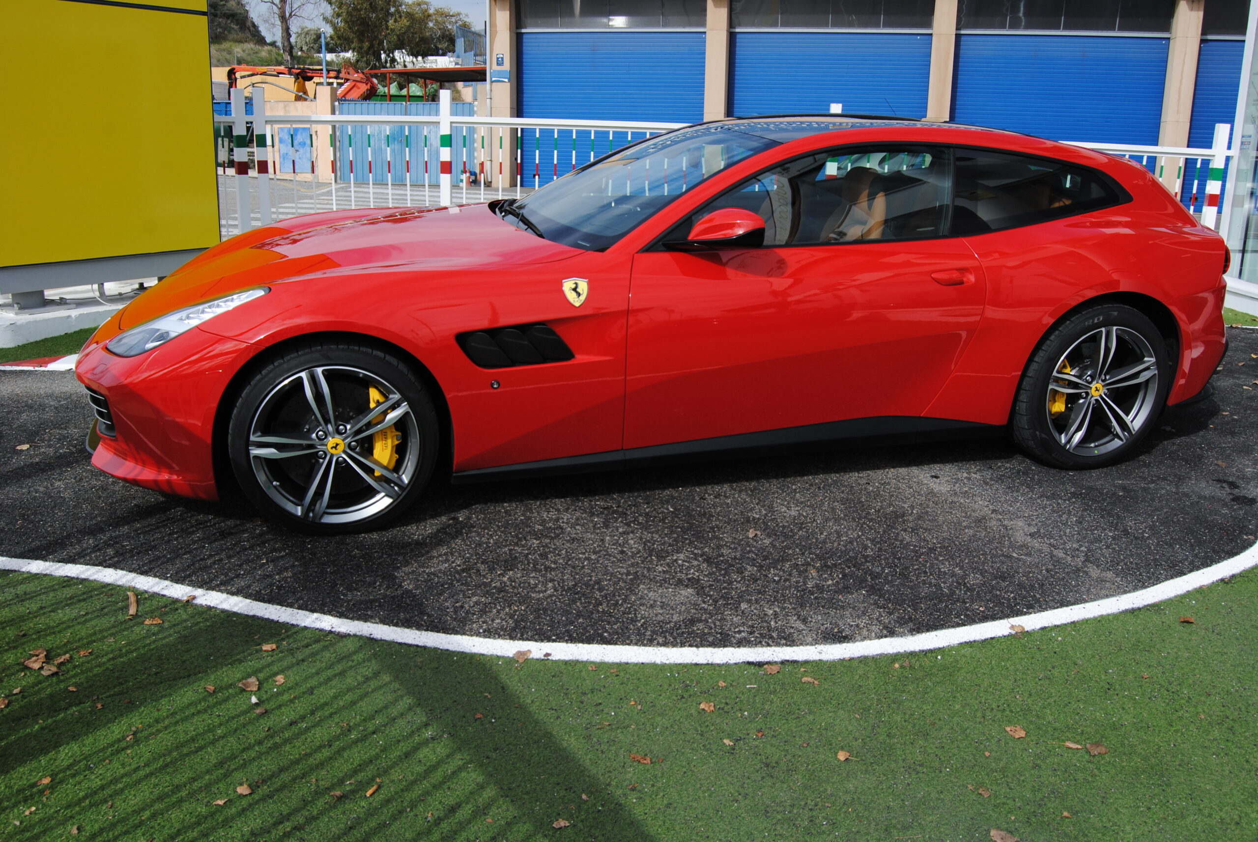 Ferrari GTC4 Lusso - Rosso Corsa