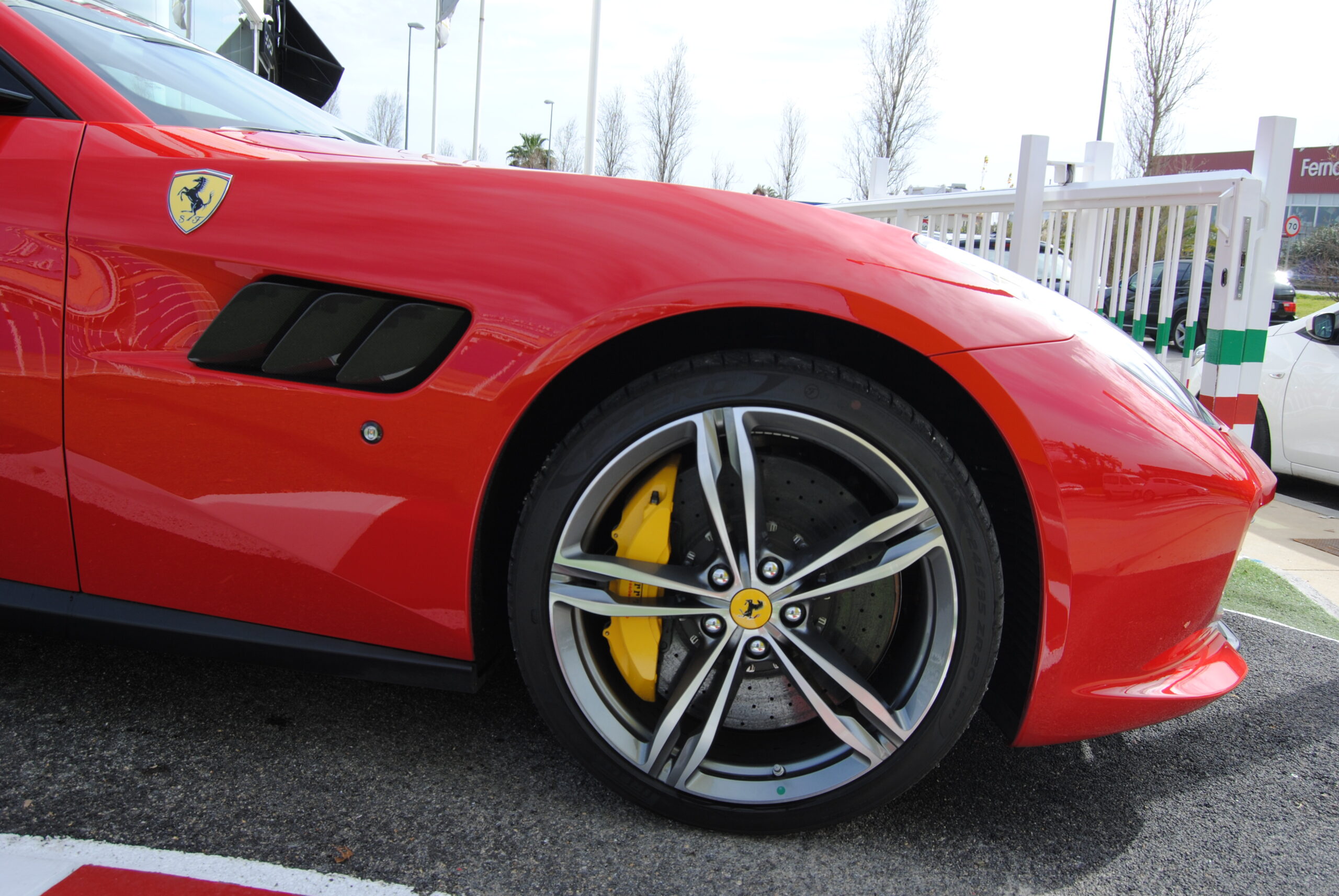 Ferrari GTC4 Lusso - Rosso Corsa