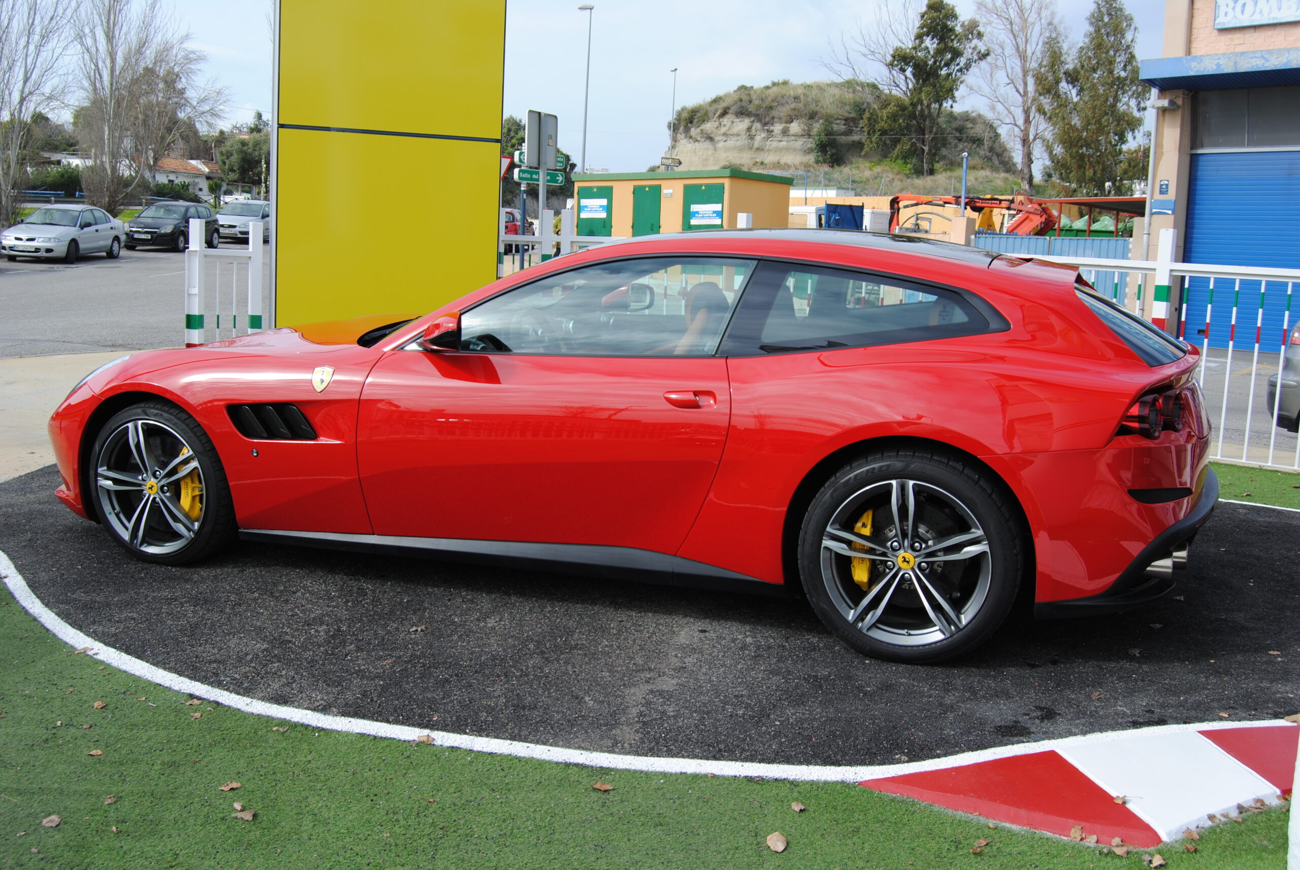 Ferrari GTC4 Lusso - Rosso Corsa