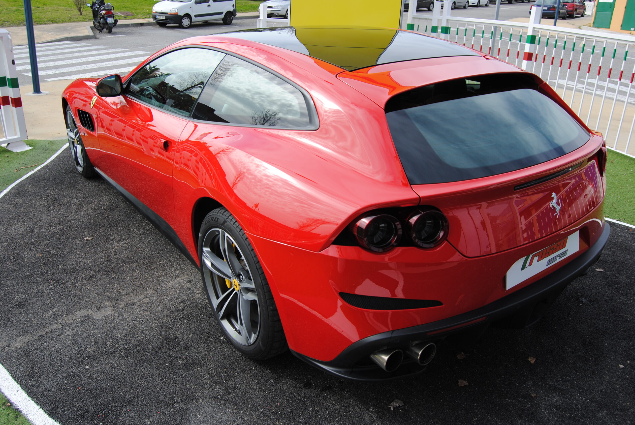 Ferrari GTC4 Lusso - Rosso Corsa