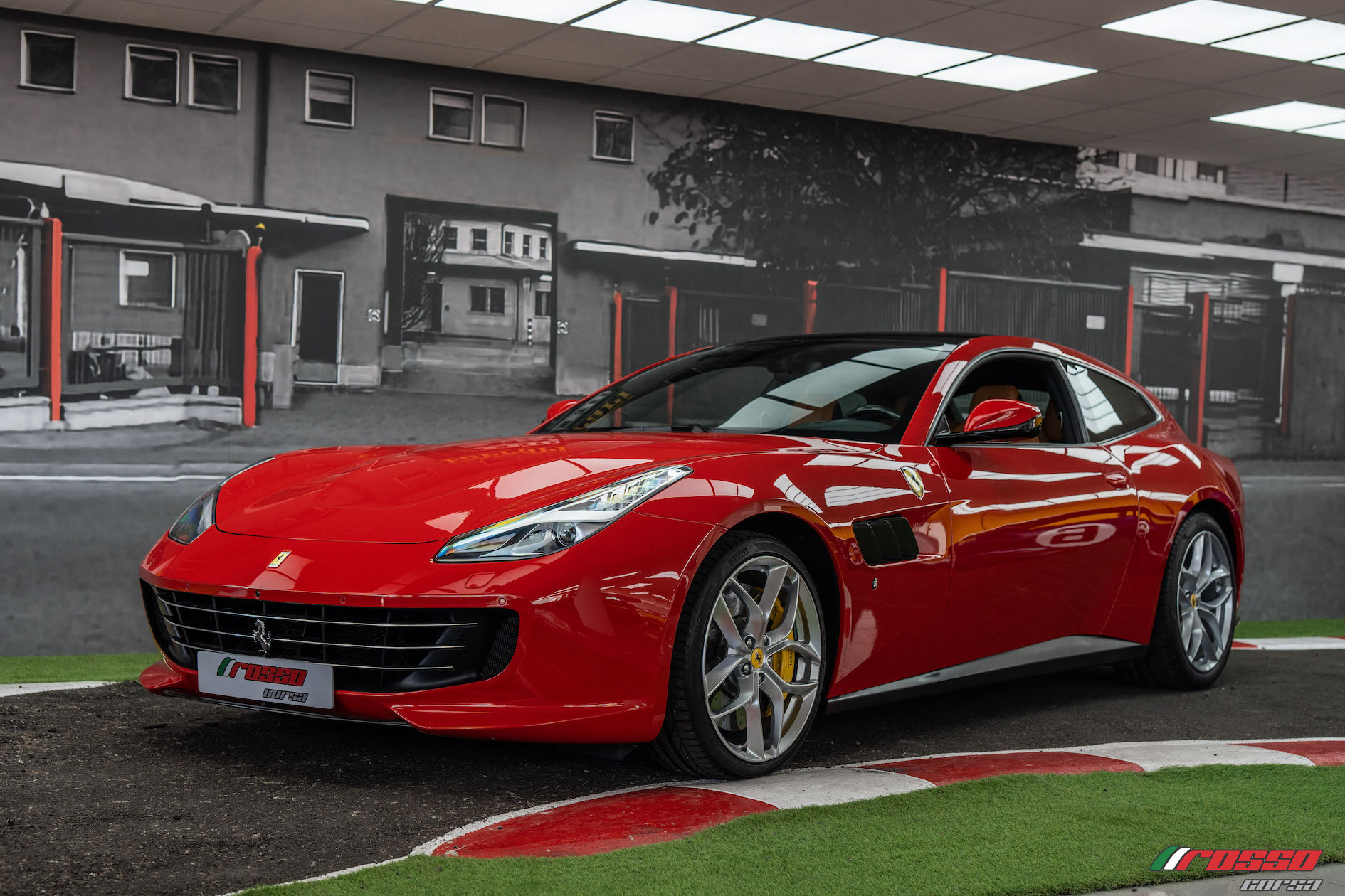 Ferrari GTC4 Lusso T - Rosso Corsa